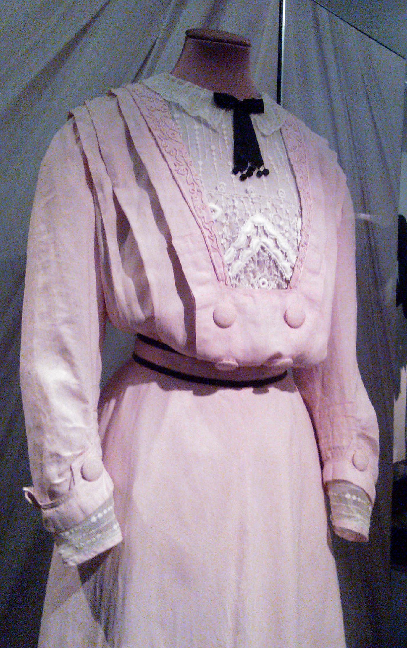 Allison Wiffen Ceramics - Victoria & Albert Museum